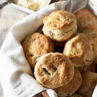 Mini Maple Bacon Biscuits | Cake 'n Knife