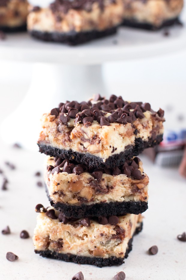Snickers Caramel Cheesecake Bars | Cake 'n Knife