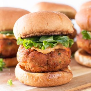 Salmon Cake Sliders with Spicy Mayo | Cake 'n Knife