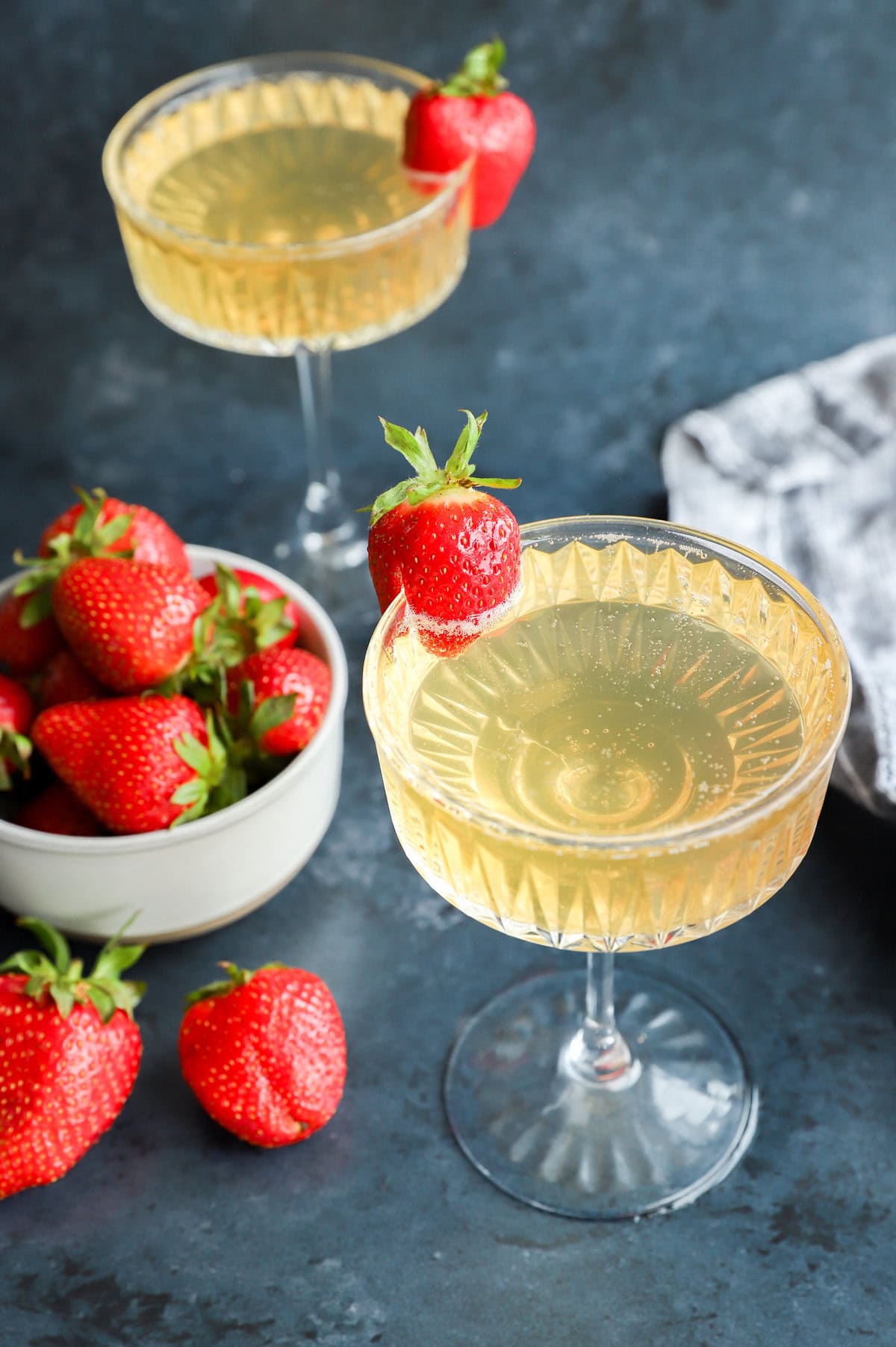Strawberry Champagne Cocktail (The Perfect Drink For Brunch) | Cake 'n ...