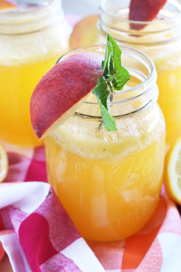 Sparkling Peach Vodka Lemonade | Cake 'n Knife