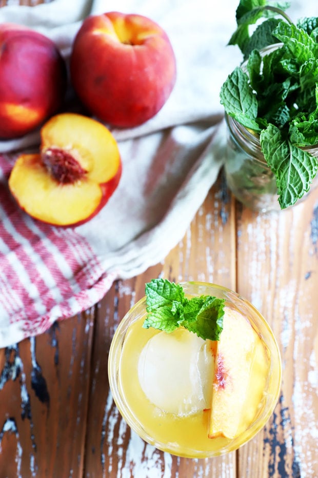Summer Bourbon Peach Smash Cocktail | Cake 'n Knife