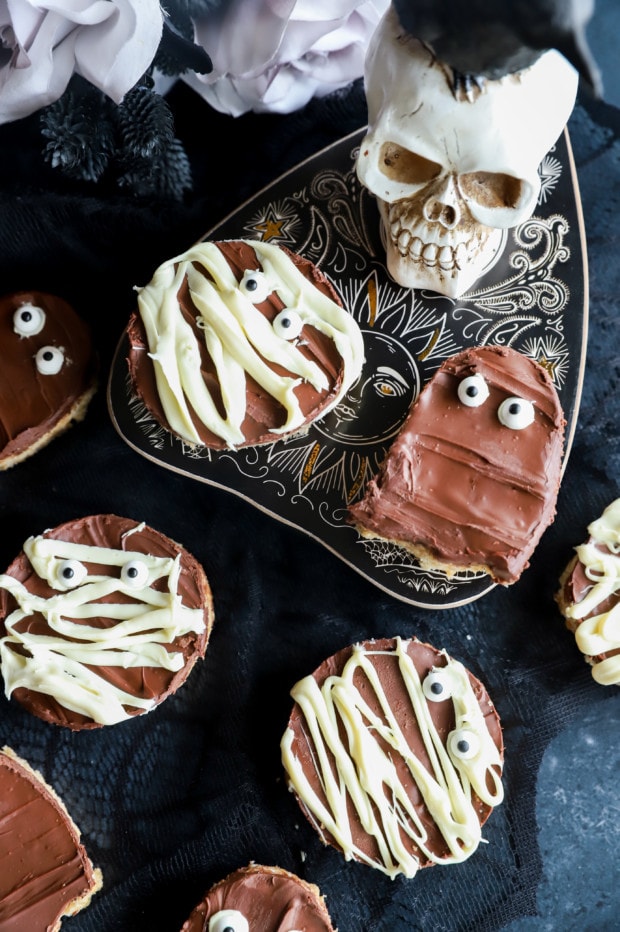Spooky Chocolate Peanut Butter Rice Krispie Treats | Cake 'n Knife