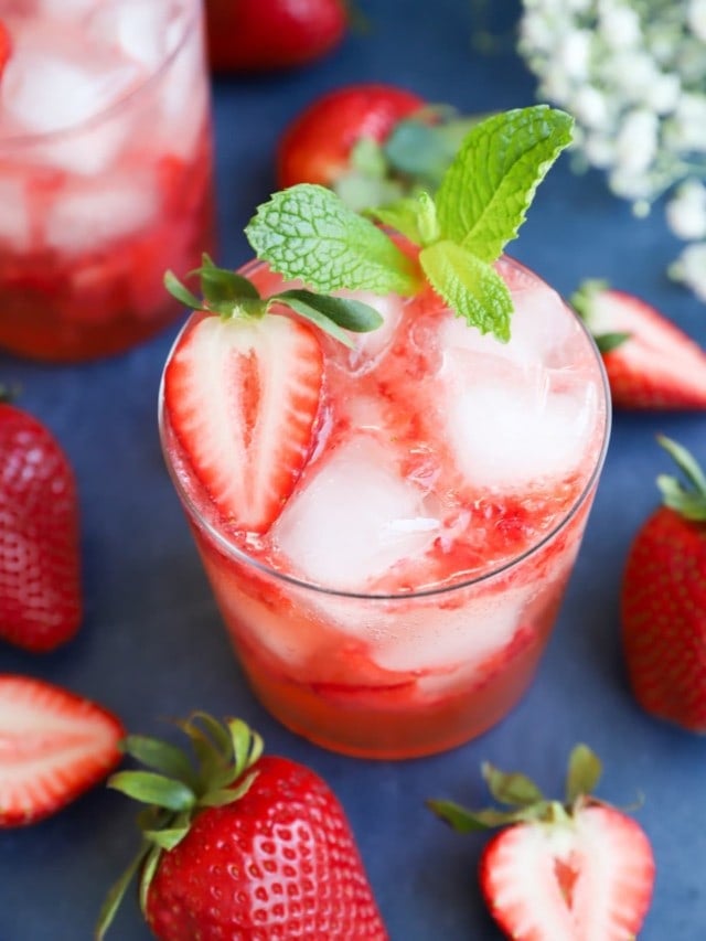summer strawberry gin smash cocktail | Cake 'n Knife