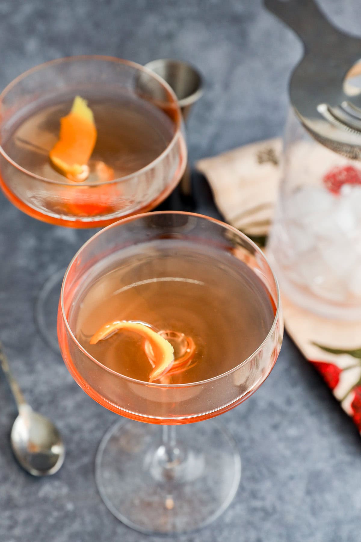 How To Make A Pink Gin Cocktail (Only 2 Ingredients!) | Cake 'n Knife
